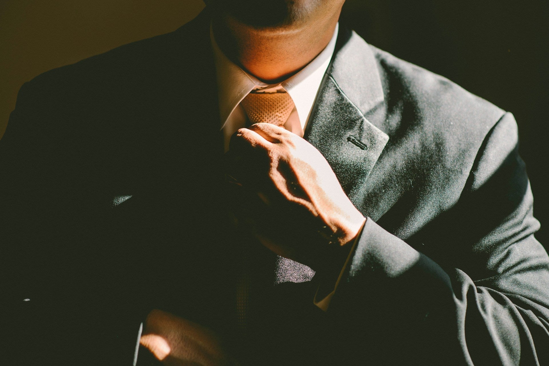 How to Pick the Right Suit Color for Your Skin Tone – Karako Suits